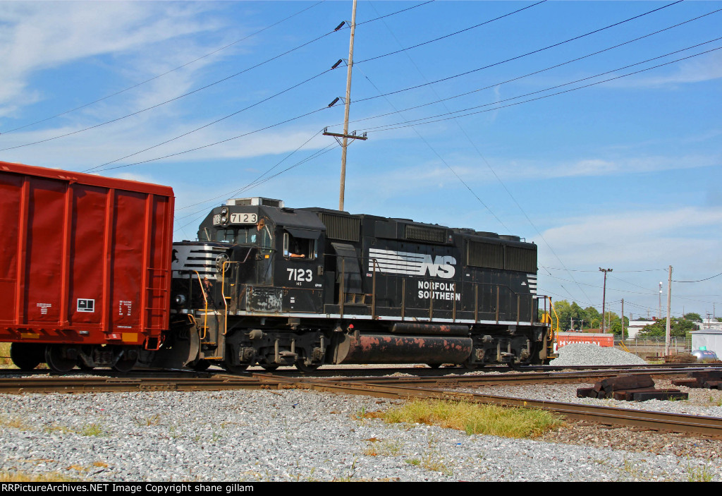 NS 7123 Leads a local back to the yard.